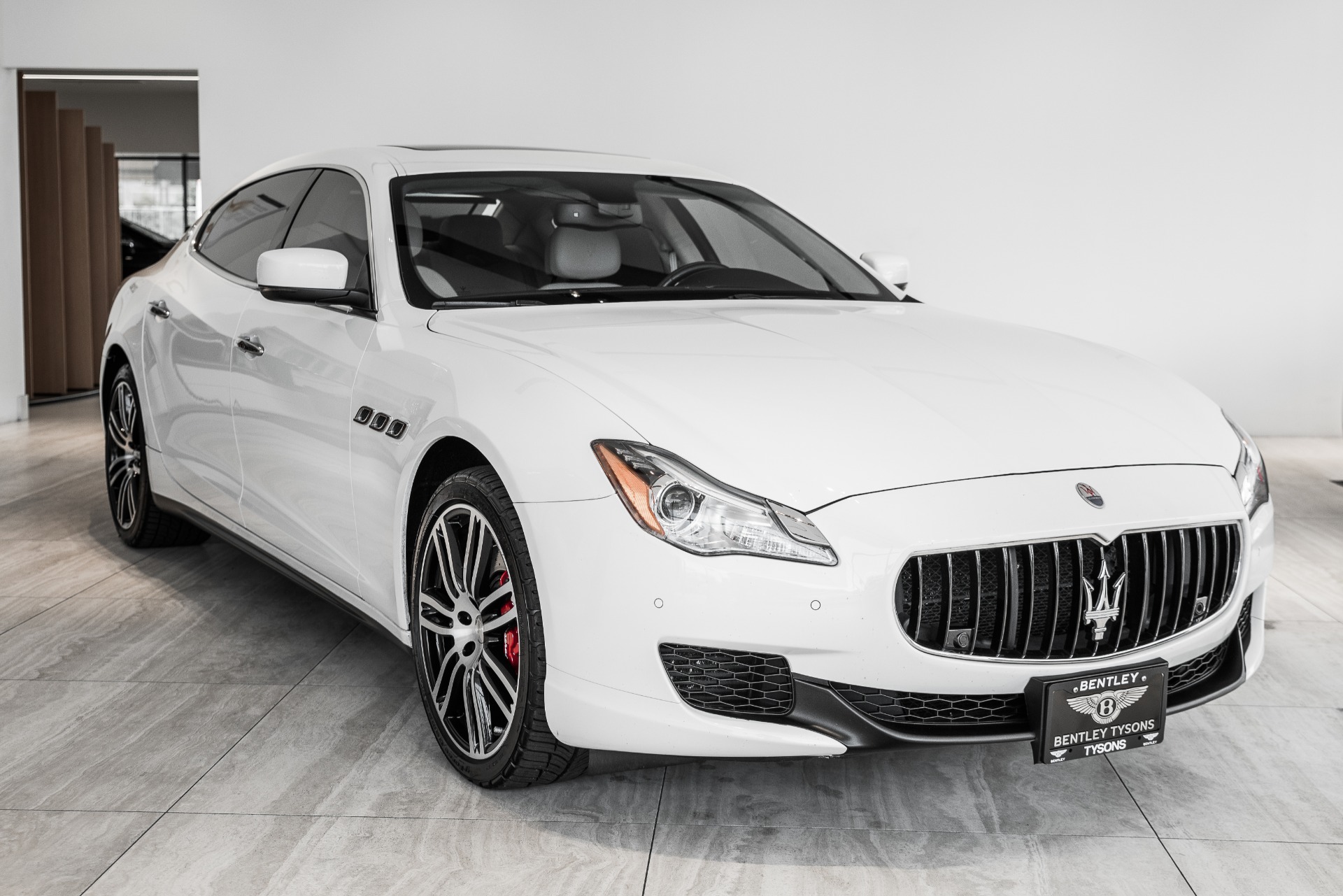 White Maserati Quattroporte