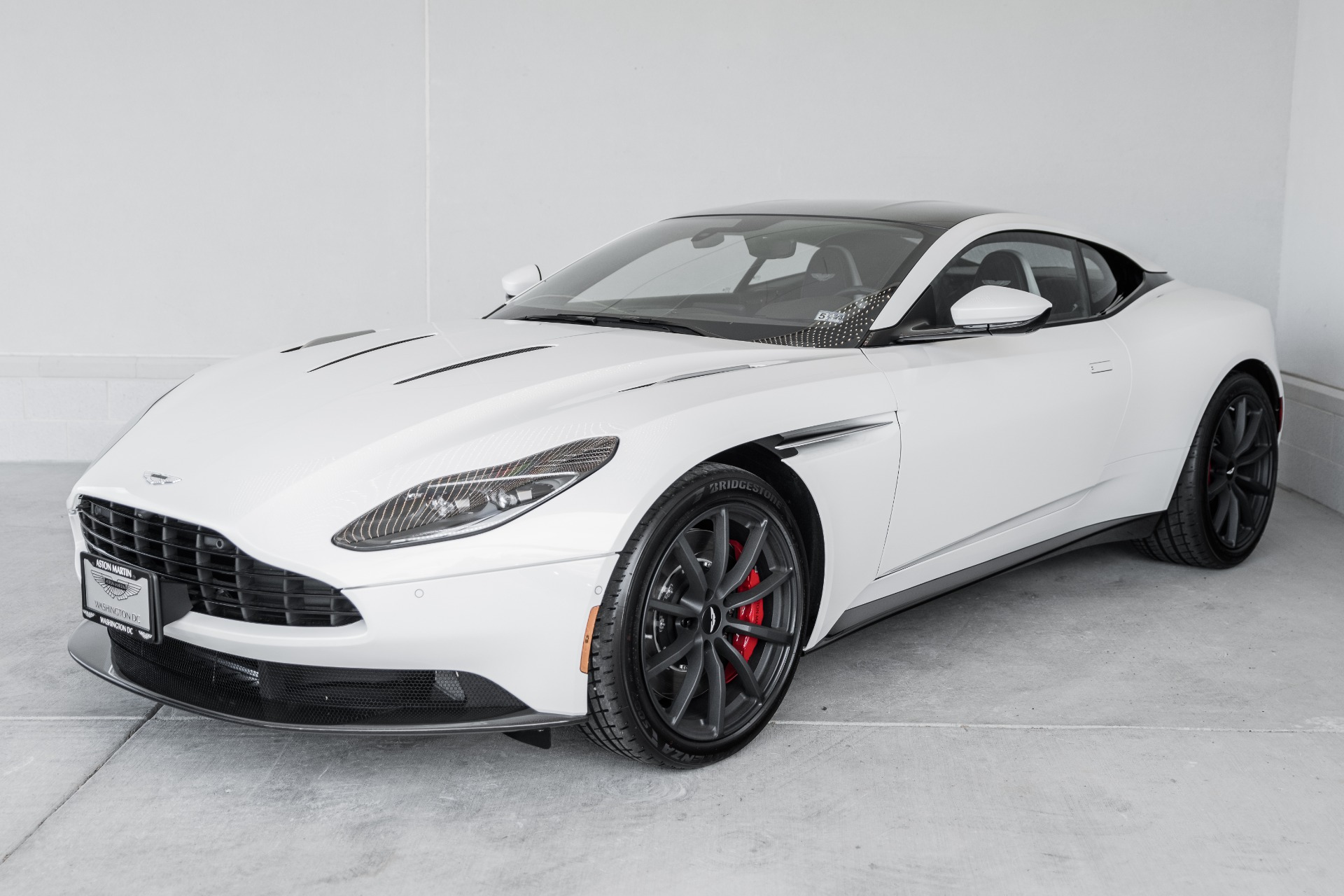 Aston Martin Vanquish 2022 White